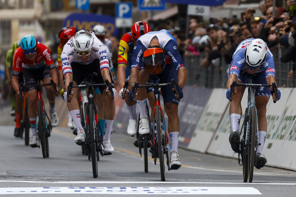 Milano-Sanremo 2024, Jasper Philipsen si impone su Michael Matthews e ...