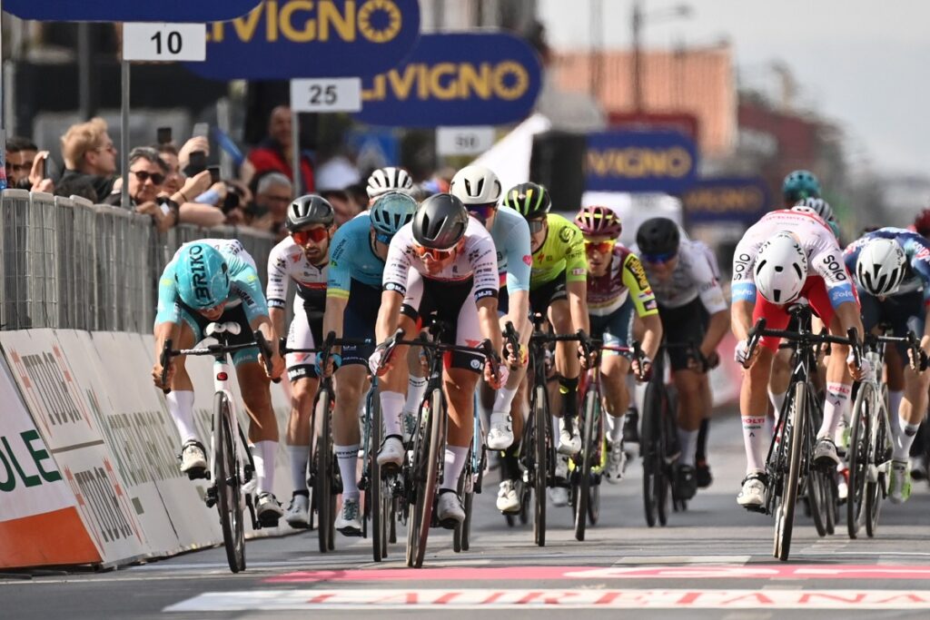 Il Giro d'Abruzzo 2024, vittoria al fotofinish per Enrico Zanoncello su ...