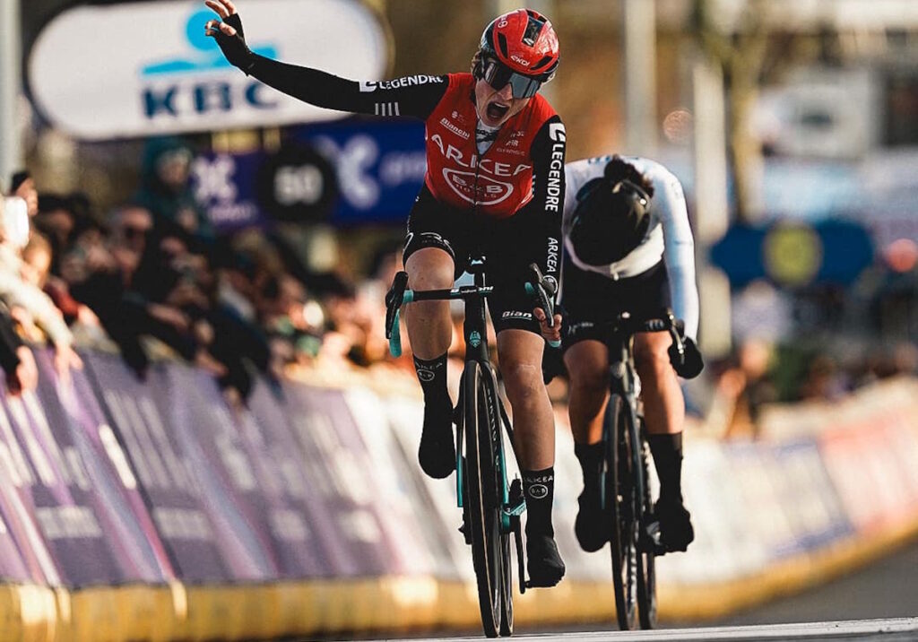 Omloop Nieuwsblad 2025, tra le donne trionfa la fuga: Lotte Claes si impone su Aurela Nerlo! 3ª ...