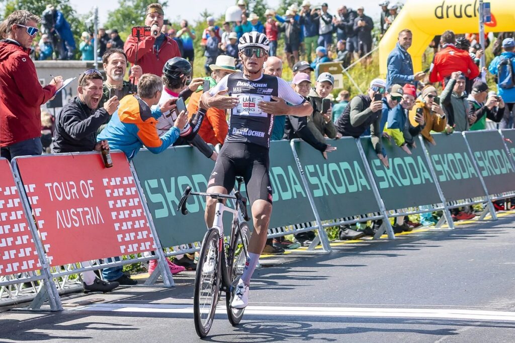 Giro d'Austria 2025, bis di Isaac Del Toro! 3°, Felix Großschartner ...