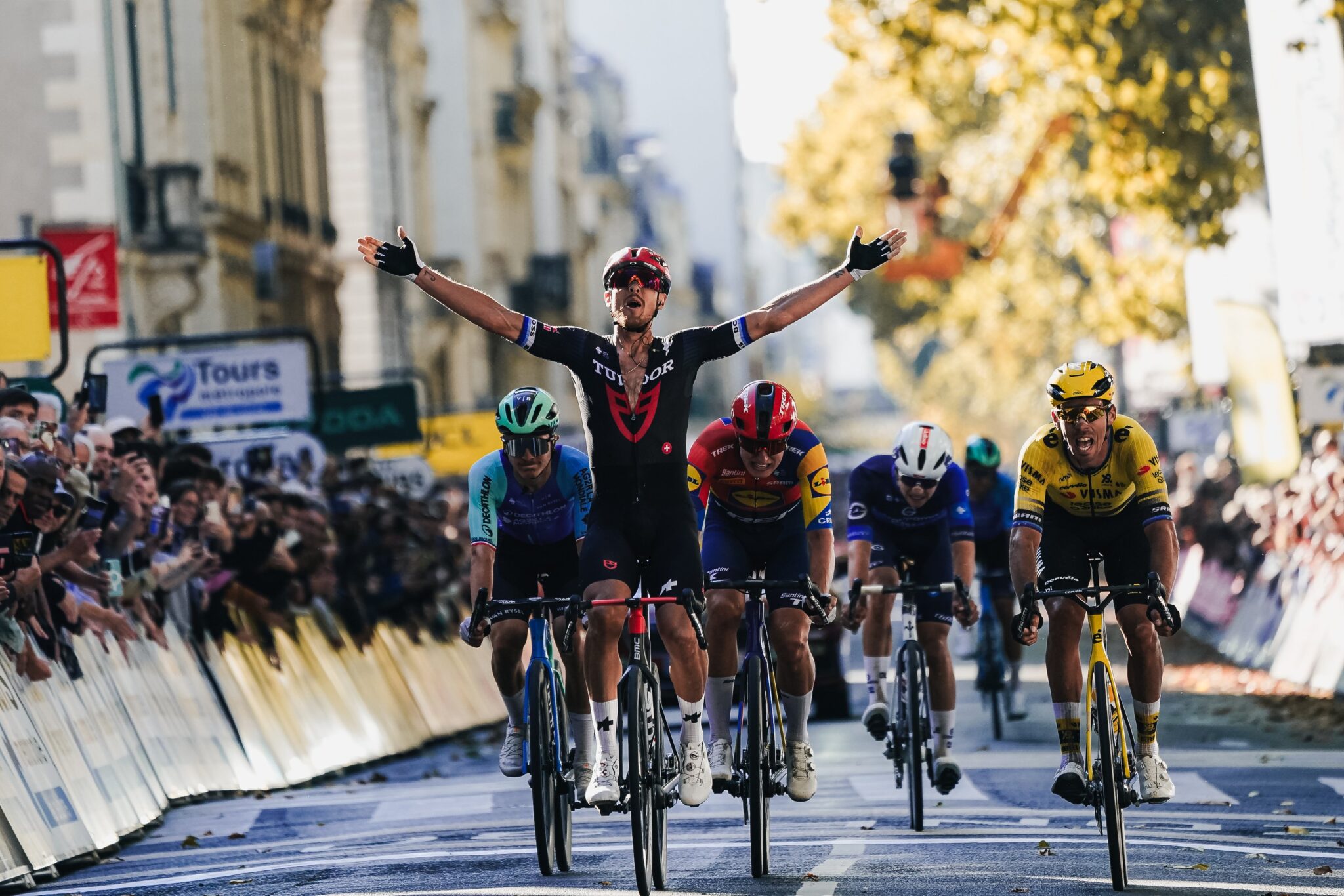 Parigi-Tours 2025, trionfo di Matteo Trentin! Battuti Christophe ...
