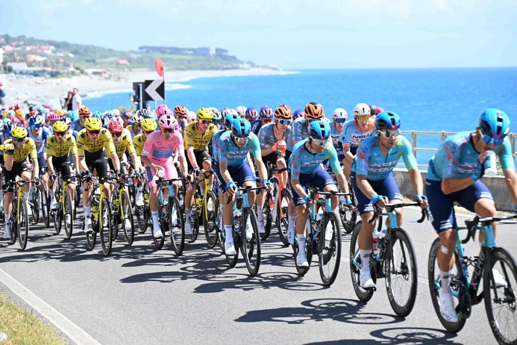 Giro d'Italia 2026, Thomas Silva cede la Maglia Rosa dopo aver perso ...