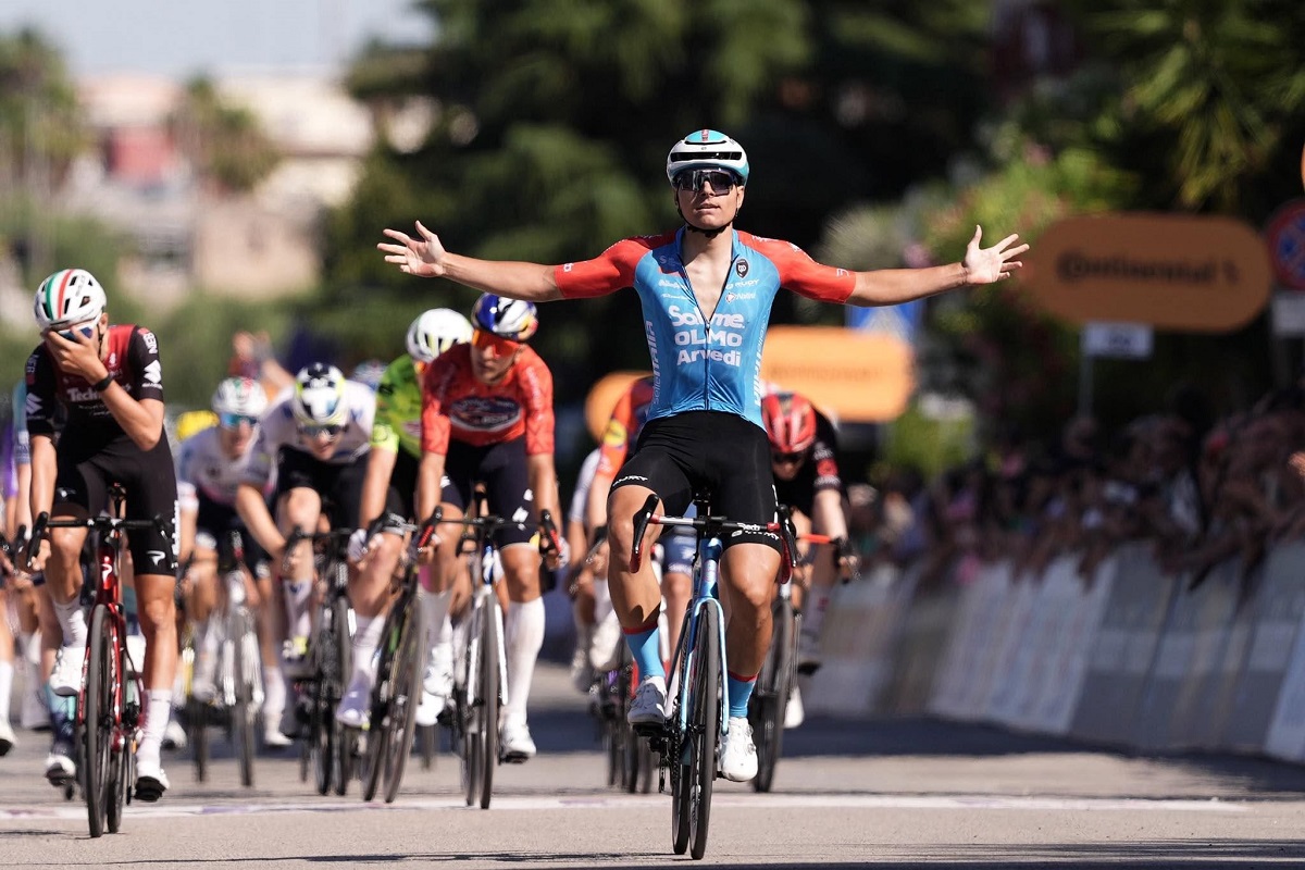 Giro Next Gen 2026, volata vincente di Matteo Fiorin, che supera Nicolò ...